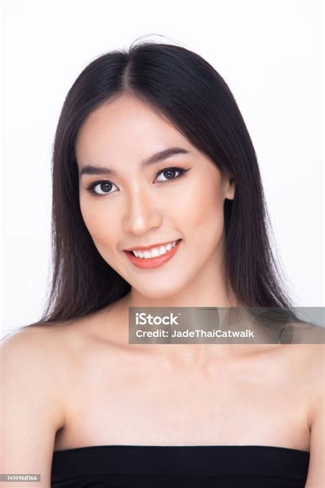 아름다운 신선한 피부 여자는 깨끗한 표정과 긴 검은 머리카락으로 어깨를 엽니 다 매력적인 자연 패션 얼굴 표현 느낌 미소 쇼 눈