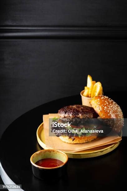 어두운 테이블 복사 공간에 맛있는 치즈 버거와 감자 감자 튀김 하나 베이컨에 대한 스톡 사진 및 기타 이미지 베이컨 햄버거 류 0명 Istock