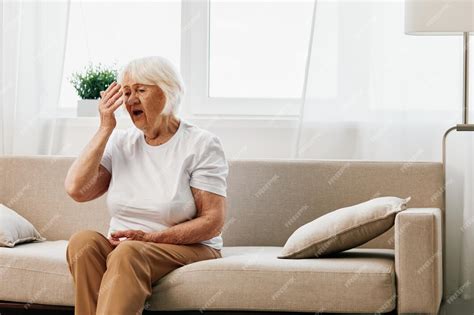 Ältere Frau Starke Kopfschmerzen Auf Der Couch Sitzend