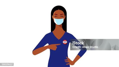 나는 투표했다 스티커 보호 의료 마스크를 착용한 미국 여성 선거에서 투표 한 후 나는 투표스티커를 보여주는 여성 미국에서 대통령