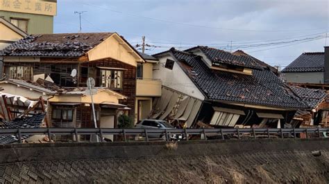 Газар хөдөлснөөс хойш 72 цагийн дараа өндөр настай эмэгтэйг аварчээ