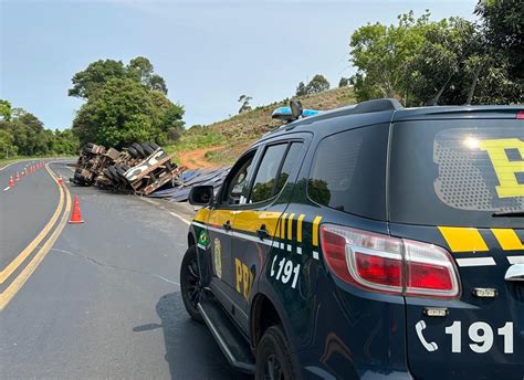 Caminhão de Francisco Beltrão tomba na BR 373 e motorista fica ferido