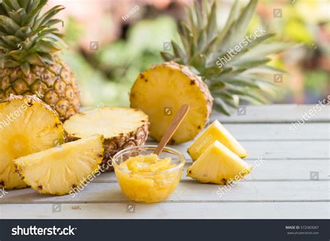 파인애플 나무 147126개가 넘는 로열티 프리 라이선스 대상 스톡 사진 Shutterstock