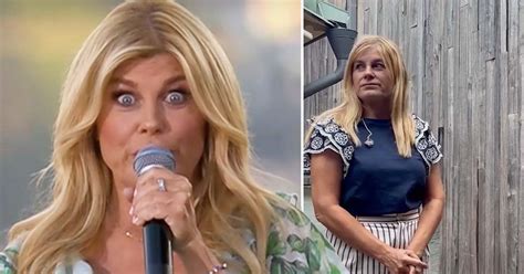 Här Lämnas Pernilla Wahlgren Ensam Bakom Kulisserna Bilderna Visar