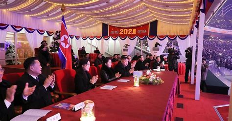 김정은 딸 주애와 신년경축공연 관람
