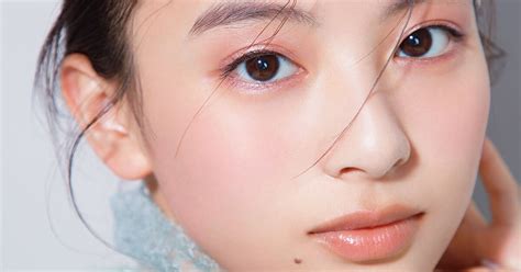 【出口夏希】の透明感倍増メイク！光るヌードカラーでピュアさをオン【秋メイク2023】｜美容メディアvoce（ヴォーチェ）