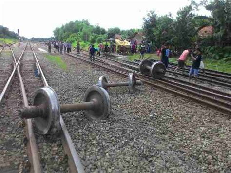 Kereta Api Angkutan Barang Anjlok Dan Terguling Di Cikaum Kaori Nusantara