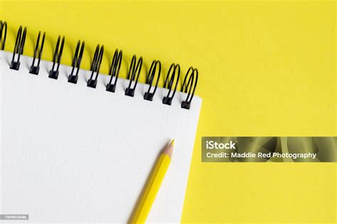 노란색 배경에 나선형 바운드 메모장 스케치 패드와 연필의 모서리 0명에 대한 스톡 사진 및 기타 이미지 0명 공란 교육