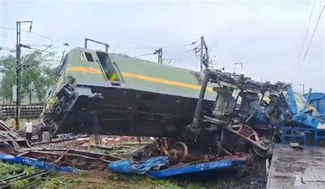 West Bengal Two Goods Trains Collide In Bankura 12 Bogies Derailed