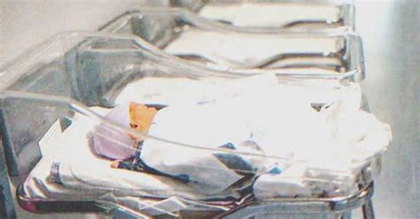 18 годишно момиче оставя новороденото си бебе в болницата три години по късно се връща