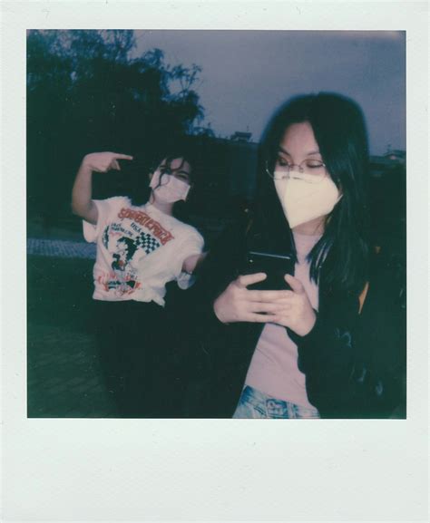 흑인과 백인 꽃무늬 민소매 드레스를 입은 여자 사진 Unsplash의 무료 이탈리아 이미지