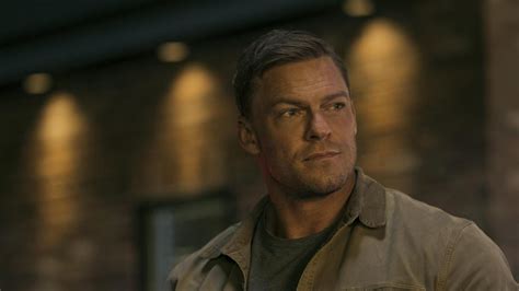Alan Ritchson actor de Reacher revela que intentó suicidarse tras