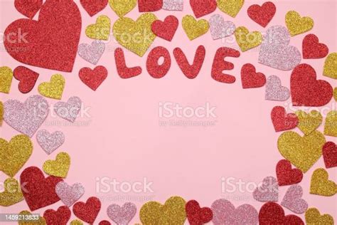 밝은 분홍색 배경에 여러 가지 빛깔의 반짝이는 마음과 텍스트 사랑 하트의 프레임 텍스트를 위한 공간이 있는 상위 뷰 0명에 대한