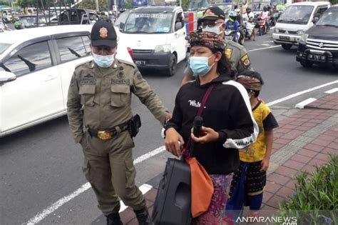 Wagub Cok Ace Berang Pengamen Berbusana Adat Kian Marak Rusak Citra