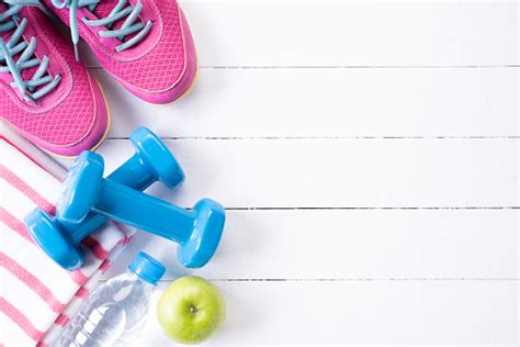 선수의 장비 블루 덤 벨 스포츠 물병 신발 및 수건 흰색 나무 테이블의 평면도 건강 한 라이프 스타일 컨셉 평평한 누워 가냘픈에 대한 스톡 사진 및 기타 이미지 Istock