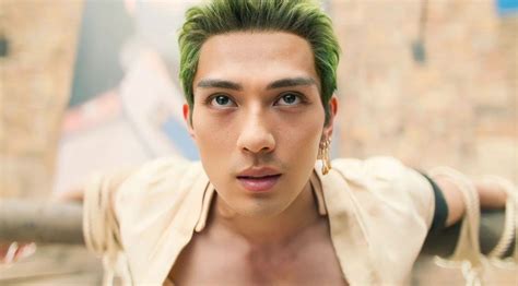 Tài tử đóng thợ săn hải tặc Zoro phim One Piece đang gây sốt vì như xé