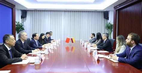 资讯详情 金壮龙会见哥伦比亚交通部部长卡马戈