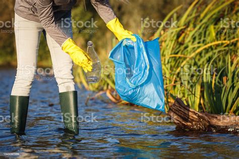플라스틱 폐기물로 자연속에서 물을 청소하는 환경 자원 봉사자 가방에 대한 스톡 사진 및 기타 이미지 가방 강 강둑 Istock
