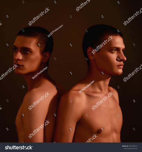 Retrato de dos hombres jóvenes medio Foto de stock Shutterstock