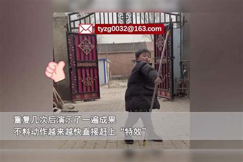 男孩教耍孙悟空棍法分解示范后动作逐渐加快赶上特效网友看呆