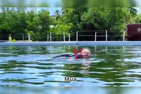 外国小女孩用鲜艳的颜色装饰机器，最后成品是怎样的呢