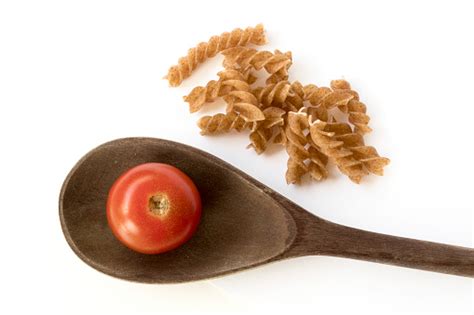 상위 뷰 그림 나무 숟가락 필수적인 Fusilli 토마토 위대한 콤보 건강한 생활방식에 대한 스톡 사진 및 기타 이미지