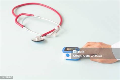 펄스 옥시미터 손가락 디지털 장치는 사람의 산소 포화도를 측정합니다 감소된 산소화는 독감 또는 새로운 코로나바이러스에 기인한