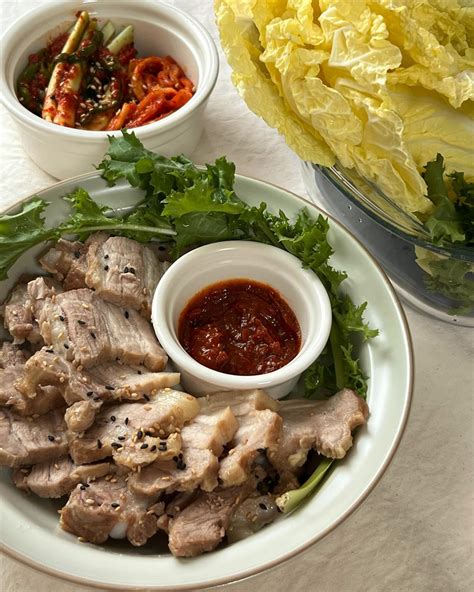 소금구이 무수분 수육👩‍🌾 집에서 수육은 처음 만들어 봤는데 방치형 요리라 만들기 너무 쉽고 좋아요 예전부터 간단해 보여서 시간은 오래 걸리지만ㅋㅋ 언젠간