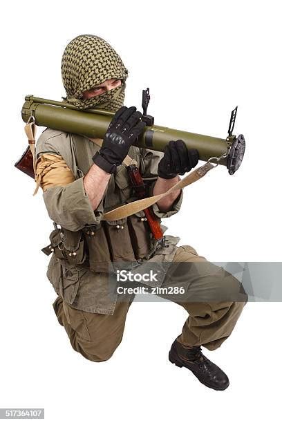 Mercenary 항탱크 로켓 발사기rpg 20 24세에 대한 스톡 사진 및 기타 이미지 20 24세 45 49세 Ak