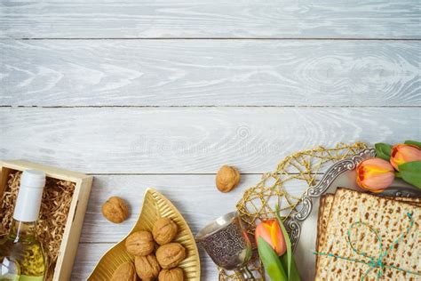 Еврейская фон праздника пасхи с цветами и тюльпанов плиты Seder мацы на