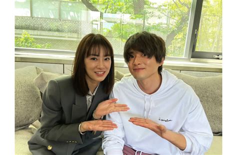 北川景子・白洲迅、お互いを紹介し合うお茶目な『リコカツ』オフショット公開 Rbb Today