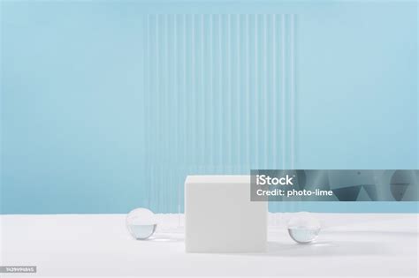 아크릴 플레이트 연단 세련된 소품이 있는 파란색 배경에 화장품 포장 배경 보석 프리젠 테이션을위한 쇼케이스 광고를위한 디스플레이