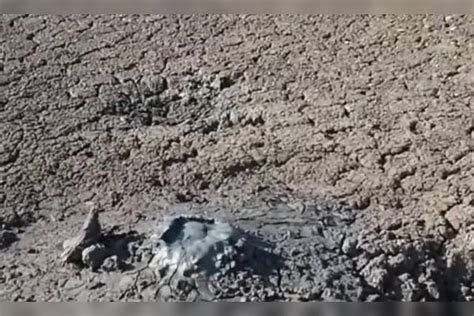 男子坐飞机时无意发现“地球之眼”，连忙下去查看，还是“活”的地球男子
