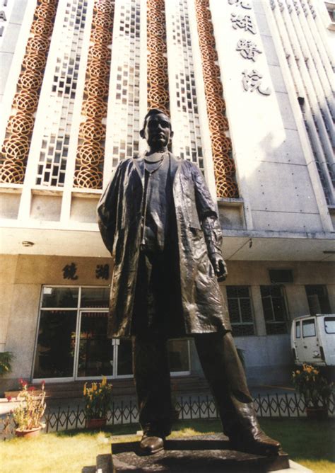 名称： 镜湖医院孙中山铜像