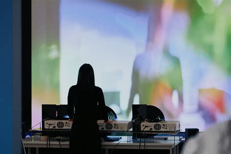 New 권희수 Heesue Kwon 영화감독이자 오디오비주얼 퍼포먼스 아티스트인 권희수는 영화적 장치와 이미지의