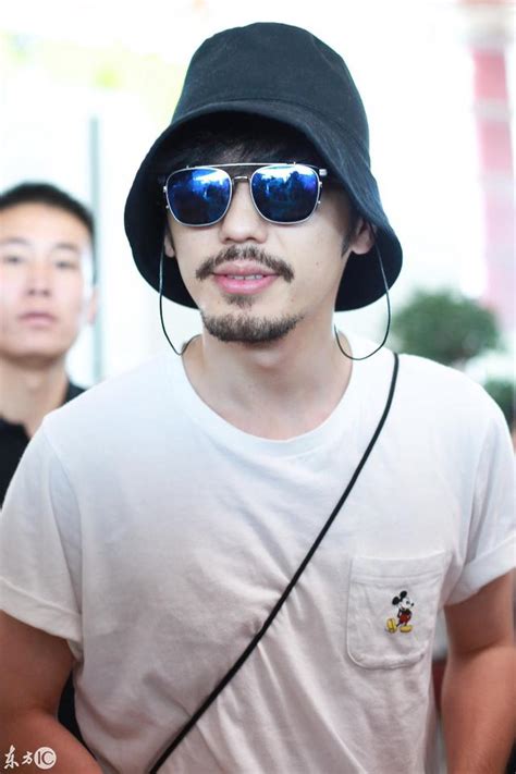 白宇身穿白t戴墨镜帅气现身机场，这胡子留的太性感了 每日头条
