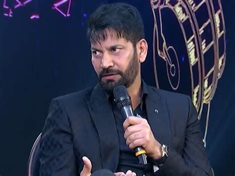 Jasbir Jassi Sings The Gurbani At The Golden Temple