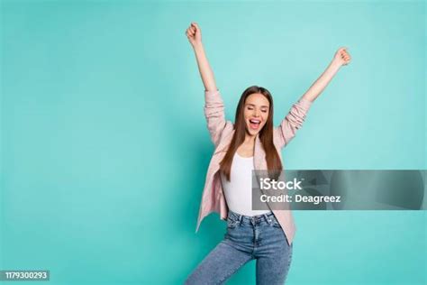 그녀의 초상화 그녀 보기 매력적인 사랑 스러운 쾌활 한 쾌활 한 만족 기쁘게 똑바른 머리 소녀 큰 밝은 생생한 빛나는 녹색 청록색 배경 위에 고립 된 달성 곧은에 대한 스톡