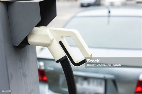 주차장에 Ev 자동차 전기 자동차 충전 전기 자동차 충전소에 연결된 전원 케이블 공급 장치 친환경 대체 에너지 미래 기술 배터리 차량 0명에 대한 스톡 사진 및 기타 이미지
