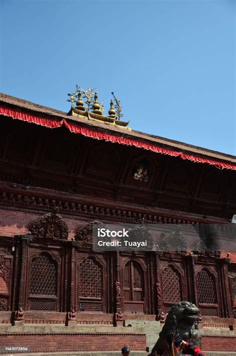 고대 청동 나팔리 사자 Singha 수호자 동상과 조각 목조 건물 시바 파르바티 힌두교 사원 네팔 카트만두의 바산타푸르 카트만두