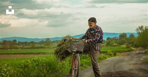 빨간색 파란색과 흰색 격자 무늬 드레스 셔츠와 갈색 바지를 입은 남자가 낮에 자전거를 타고 있다 사진 Unsplash의 무료