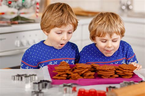 진저 브레드 쿠키를 굽는 두 명의 작은 유치원 소년 행복한 형제 자매 크리스마스 스웨터를 입은 아이들 크리스마스장식 주방 형제는 싸우고 문제를 혼돈하게 크리스마스 가족 활동