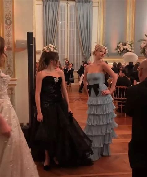 Gwyneth Paltrows Lookalike Daughter Apple Martin Wows At Paris