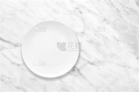 白色盘子在大理石桌子上盘子模型俯视图