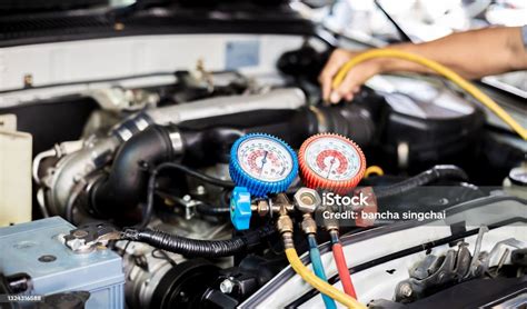 자동차 에어컨 검사 서비스 누출 감지 충전 냉매 전문 기술자에 의해 자동차의 장치 및 미터 액체 냉각 검사 보기에 대한 스톡 사진 및 기타 이미지 Istock