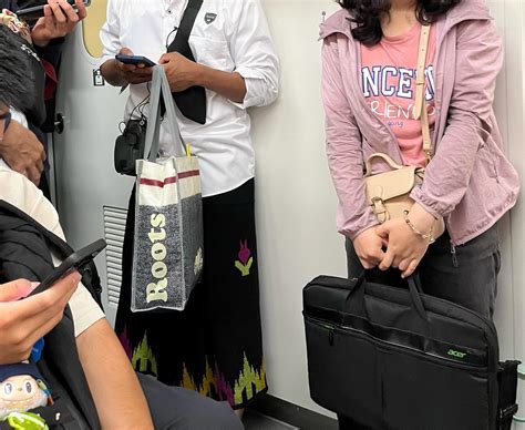 我的行李在火車上被「偷」了 剛剛搭區間快車往南，人特別多的一天 把後背包放到座位正上的置物架之後 坐下戴上耳機繼續看誰是被害者第二季。 大概