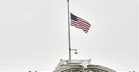 트럼프 정부 건물에 조기 게양 명령