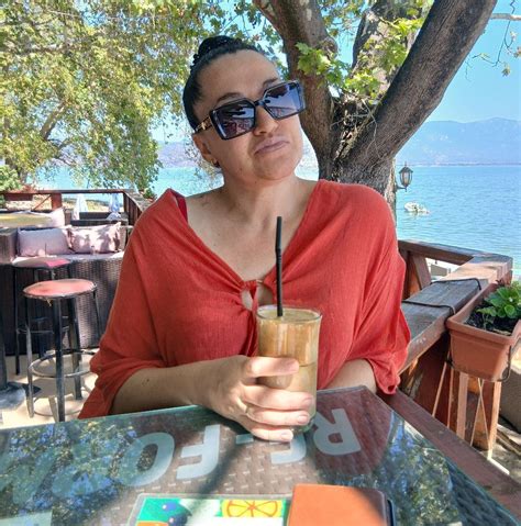 Среќен роденден среќа на тете и тетин да ни бидеш живо здраво и најсреќно на овој свет те