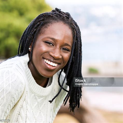 Gadis Remaja Afrika Yang Lucu Dengan Gaya Rambut Panjang Yang Dikepang