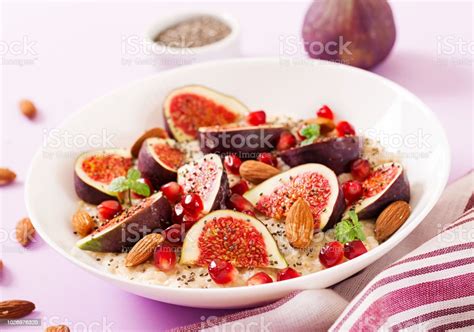 맛있고 건강 한 오트밀 무화과 아몬드 Chia 씨앗 건강 한 아침 식사입니다 피트 니스 음식입니다 적절 한 영양입니다 0명에